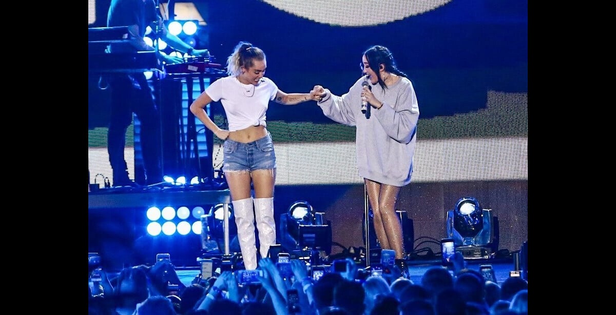 Photo : Miley Cyrus et sa soeur Noah en concert au "iHeart Summer 17" à Miami. le 10 juin 2017 ...