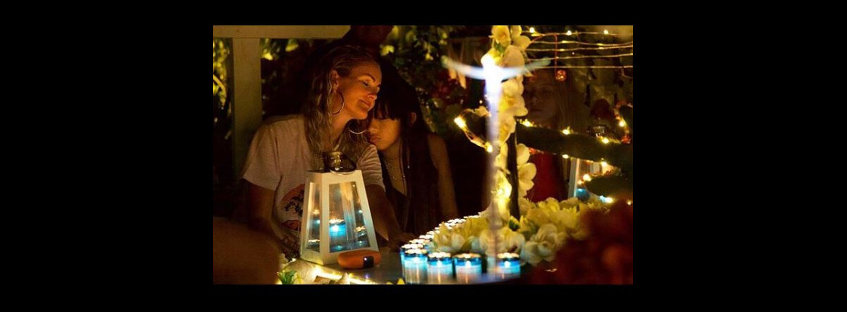 Photo : Laeticia et Joy Hallyday de receuillant sur la tombe de Johnny ...