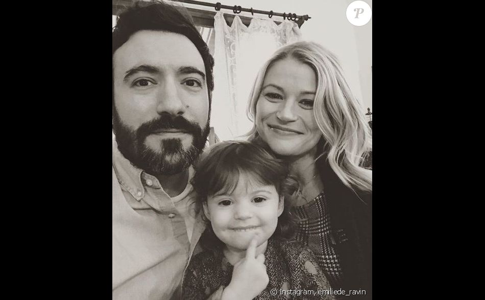 Emilie de Ravin, son fiancé Eric Bilitch et leur fille Vera. Photo ...