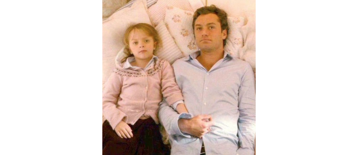 Photo : Jude Law et Miffy Englefield dans The Holiday. - Purepeople