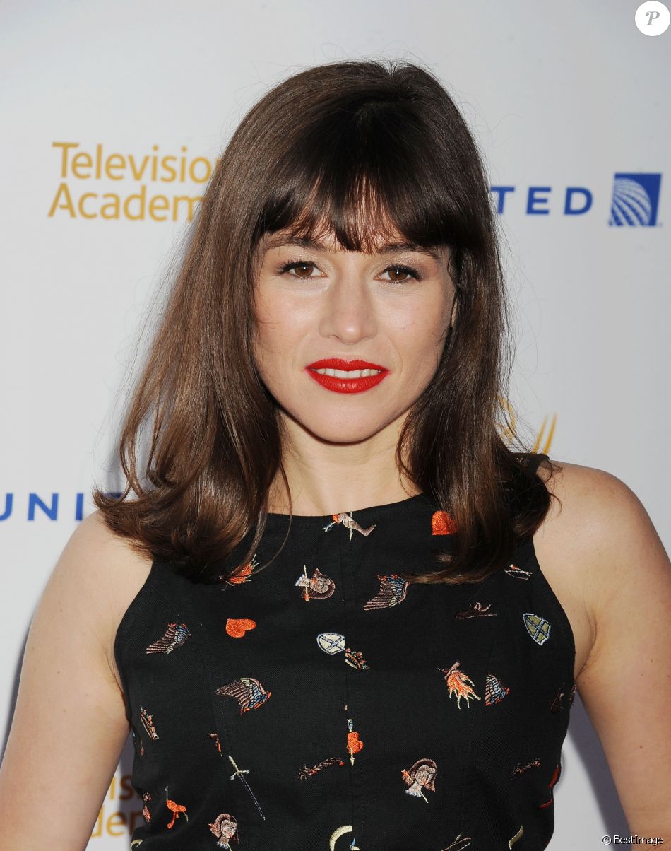 Yael Stone arrivant à la Television Academy's 66th Emmy Awards ...