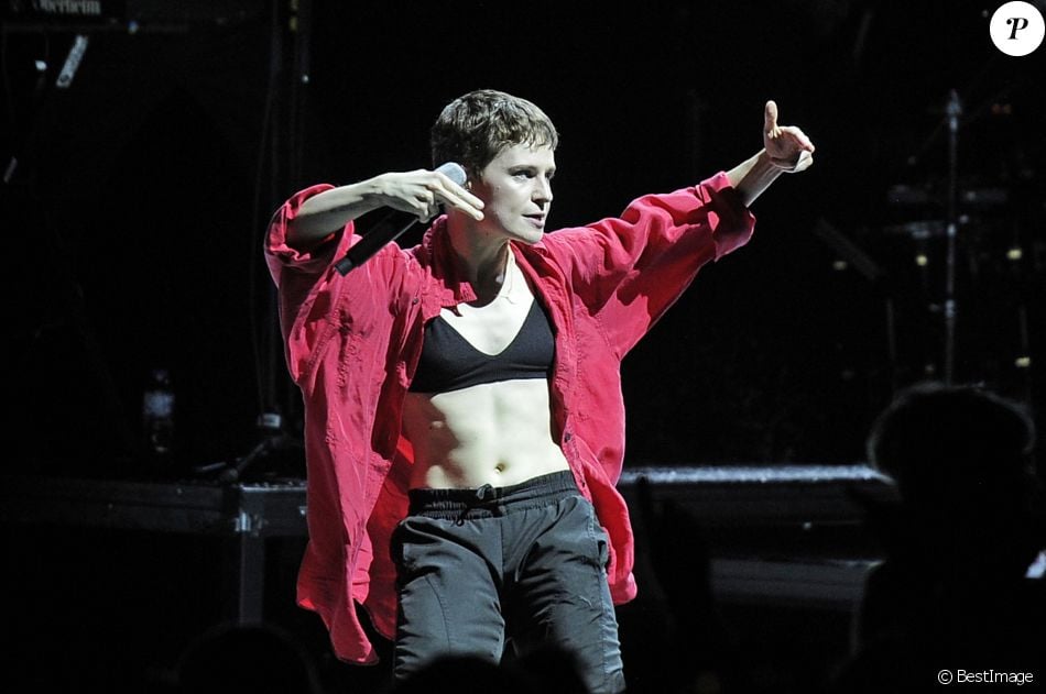 Christine and the Queens déroutante pour son show à Paris - Purepeople