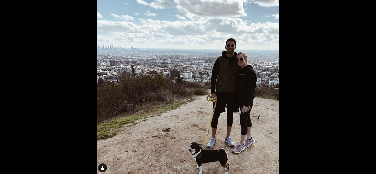 Photo : Ilona Smet et son compagnon Kamran Ahmed posent avec un chien ...