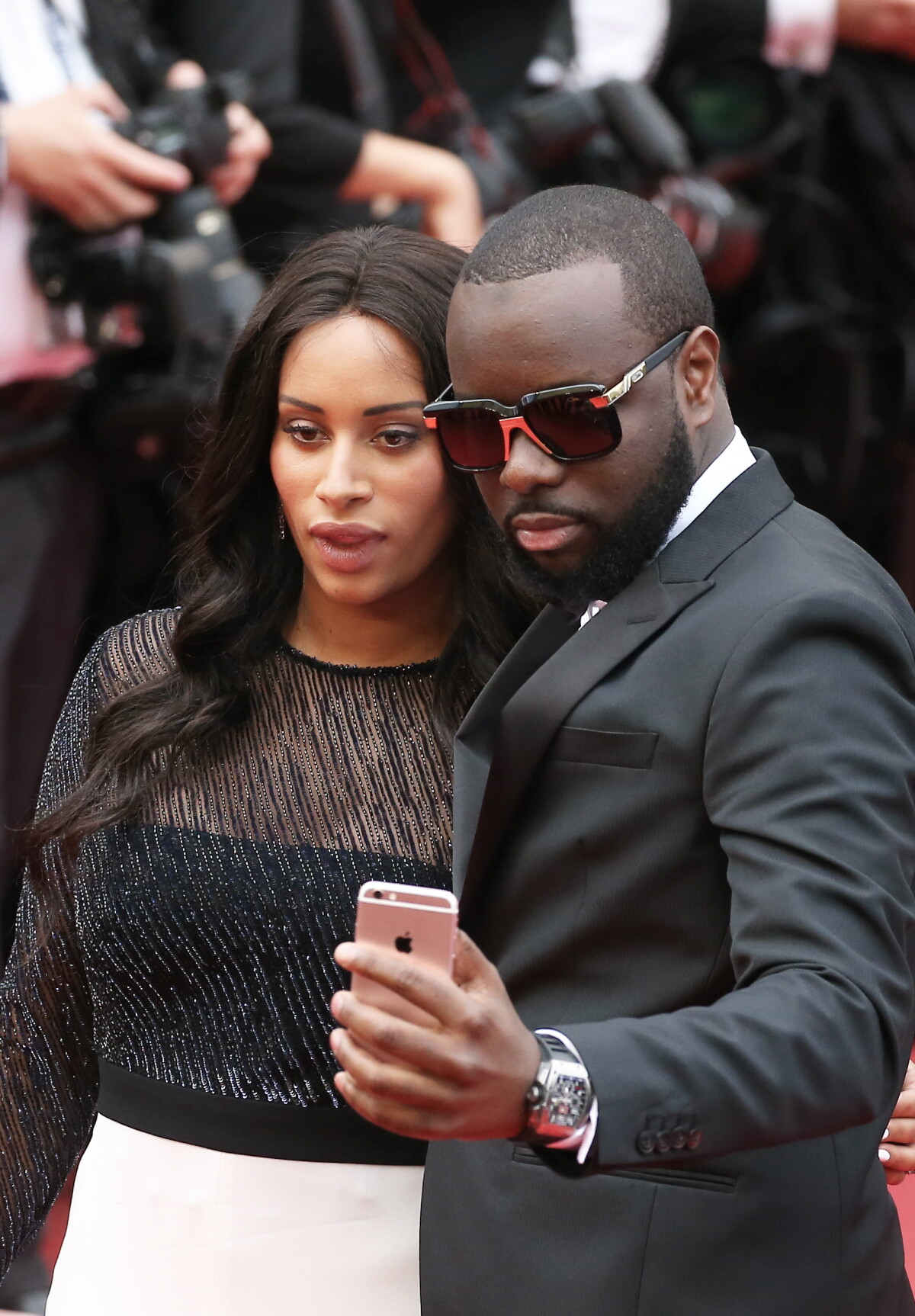 Photo : Maître Gims et sa femme DemDem (selfie) - Montée des marches du ...