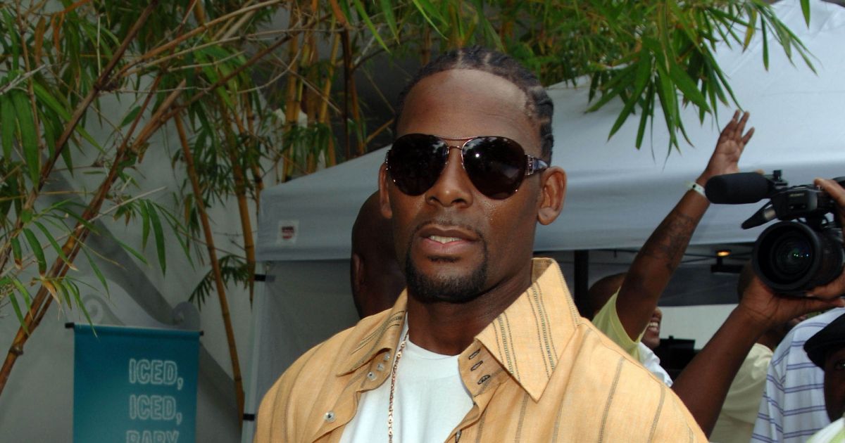 R. Kelly à la sortie de l'hôtel Sagamore à Miami, le 27 juillet 2005 ...