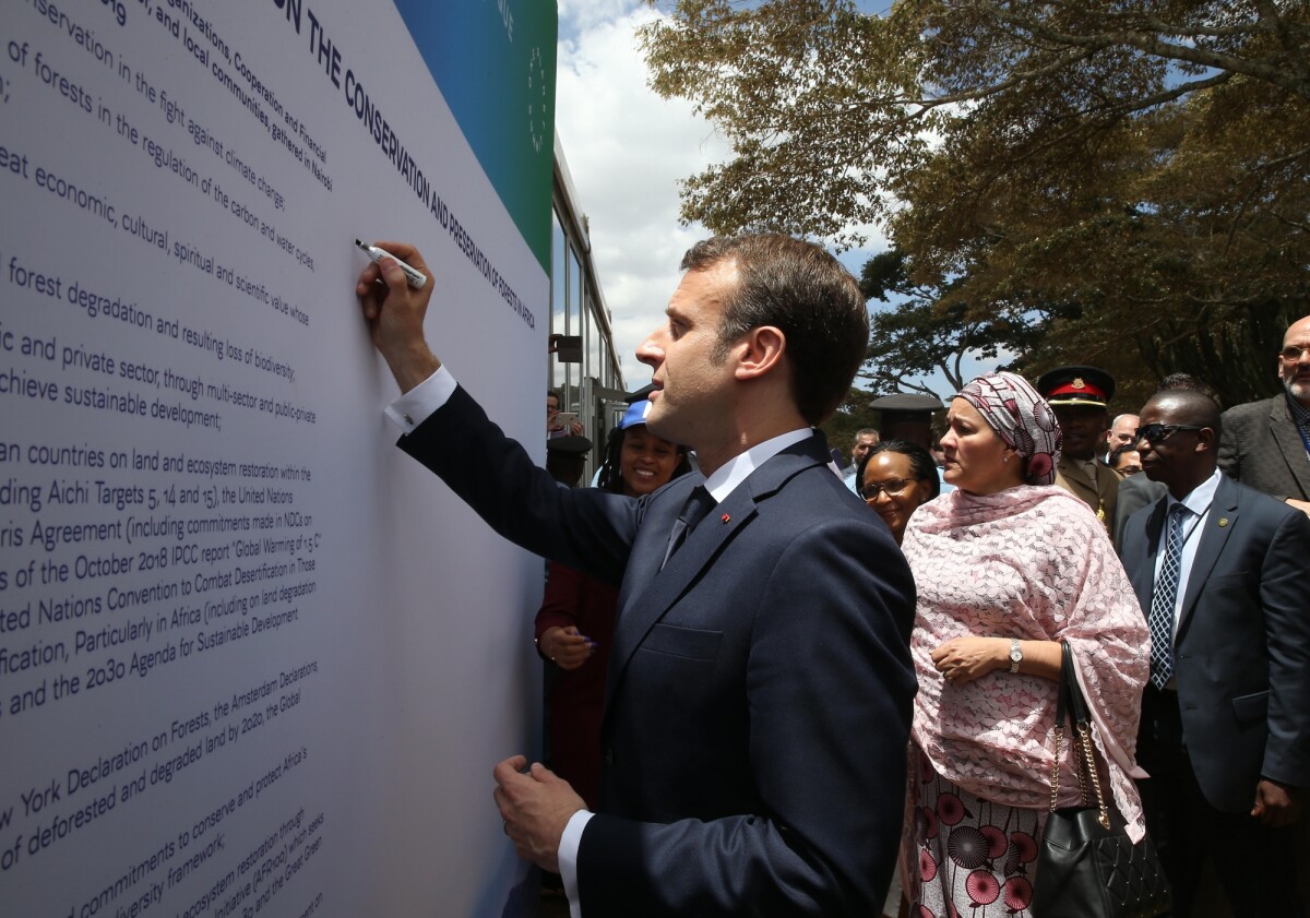 Photo : (Signature d'une charte après le One Planet Summit) le ...