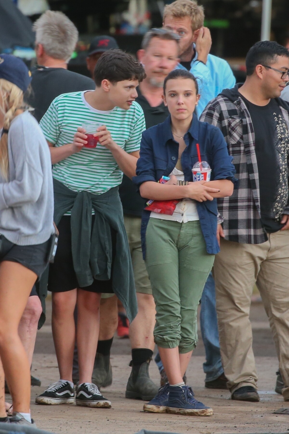 Photo : Exclusif - Mille Bobby Brown et Julian Dennison sur le tournage ...