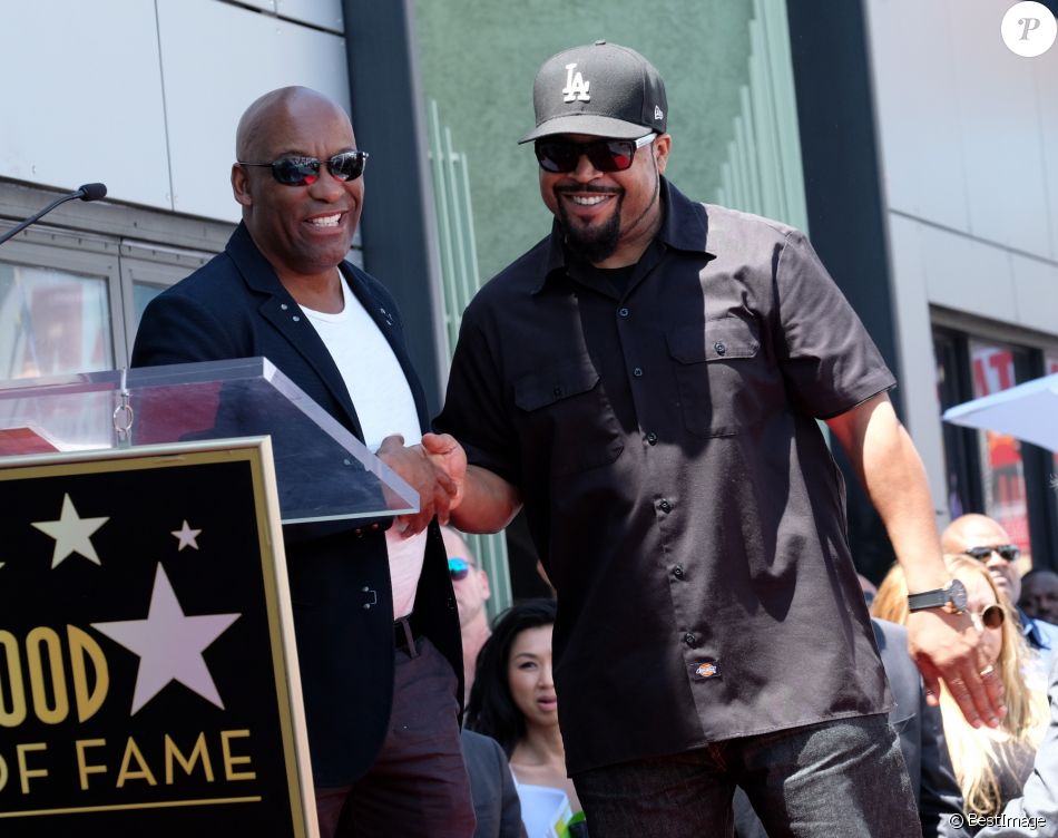 John Singleton Avec Ice Cube Lors De Linauguration De Létoile De Lacteur Sur Le Walk Of Fame