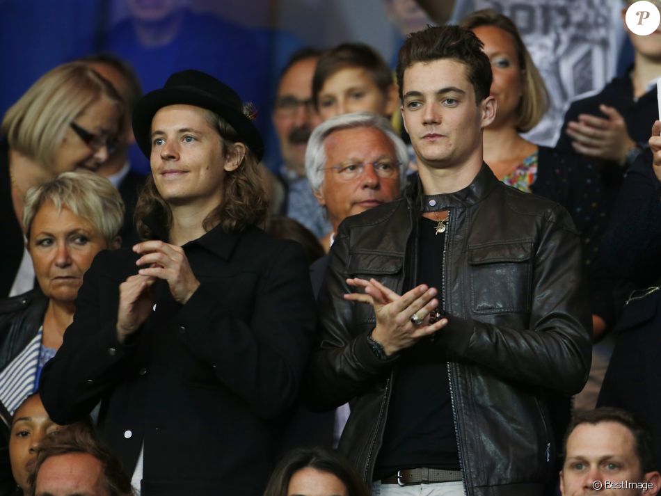 Pierre Sarkozy et Louis Sarkozy - La famille Sarkozy au match de ...