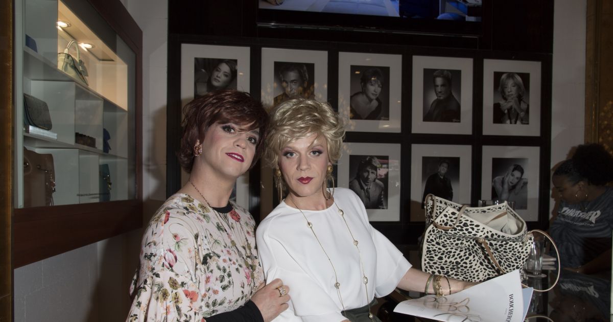 Catherine et Liliane (Bruno Sanches et Alex Lutz) dans le hall de l ...