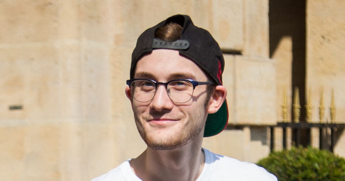 René-Charles Angélil sort du Crillon, à Paris, en juin 2019 - Purepeople