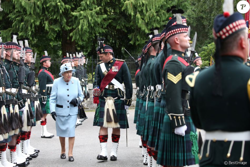 La reine Elizabeth II d'Angleterre inspectant le 6 août 2019 la garde ...