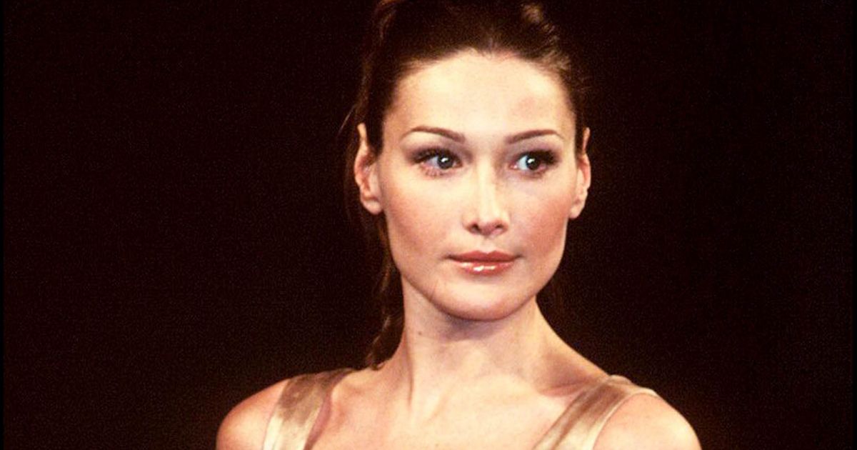 Carla Bruni au défilé Victor Alfaro le 16 avril 1994 à New York ...