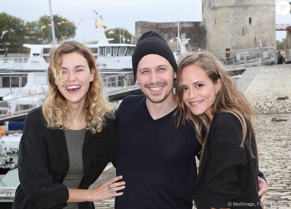 Léa Arnezeder, Joffrey Verbruggen et Margot Luciarte au photocall des ...