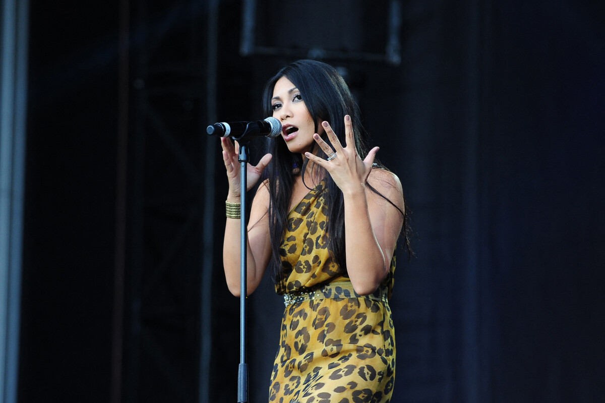 Photo : Anggun - Concert "SOS Racisme" au Champ de Mars. Le 14 juillet ...