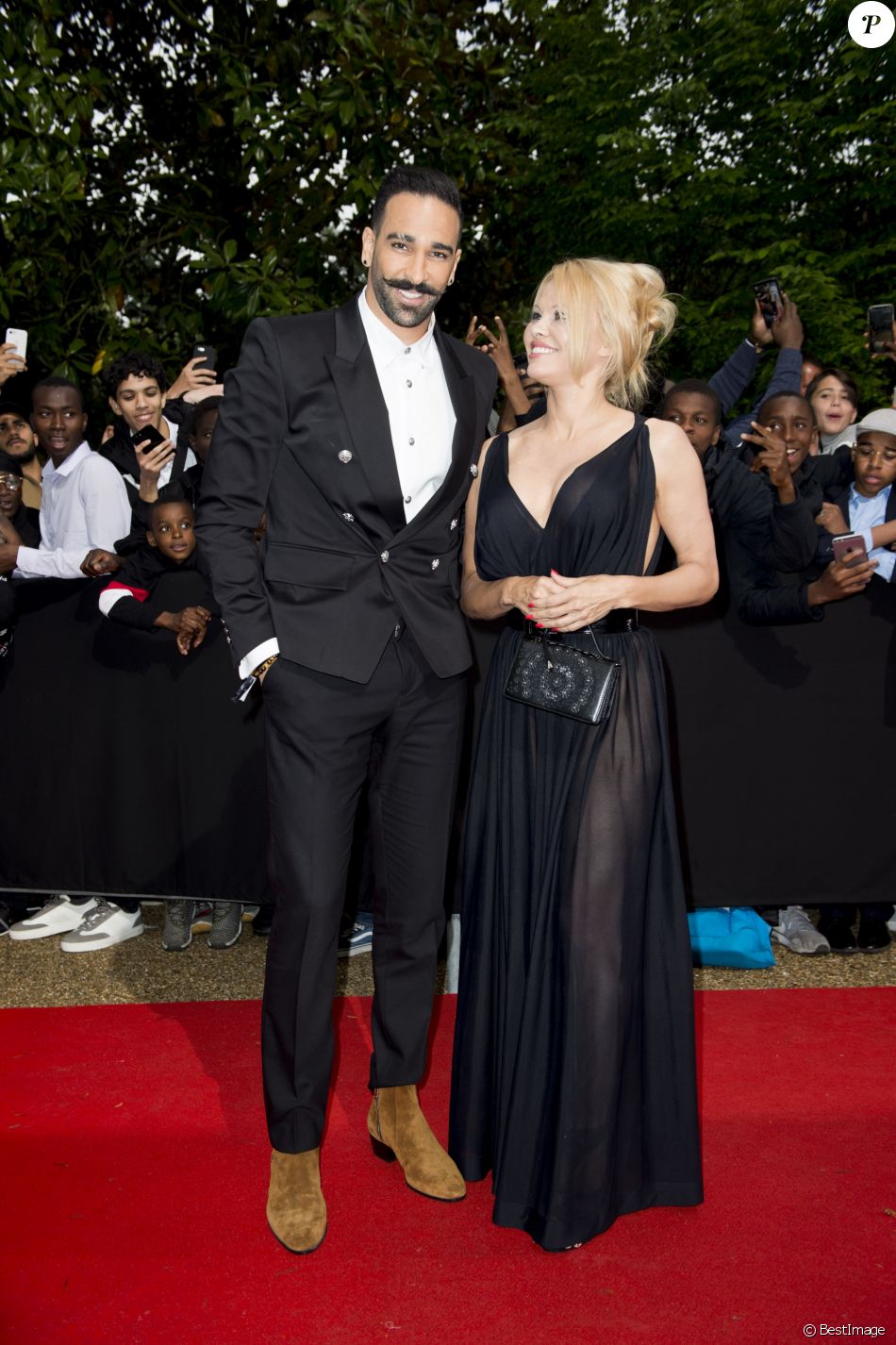 Adil Rami et sa compagne Pamela Anderson arrivent à la 28ème cérémonie ...