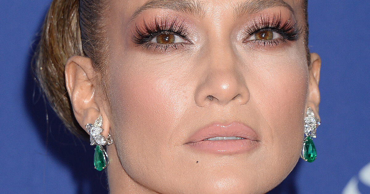Jennifer Lopez éblouit Palm Springs tandis que Joaquin Phoenix présente ...