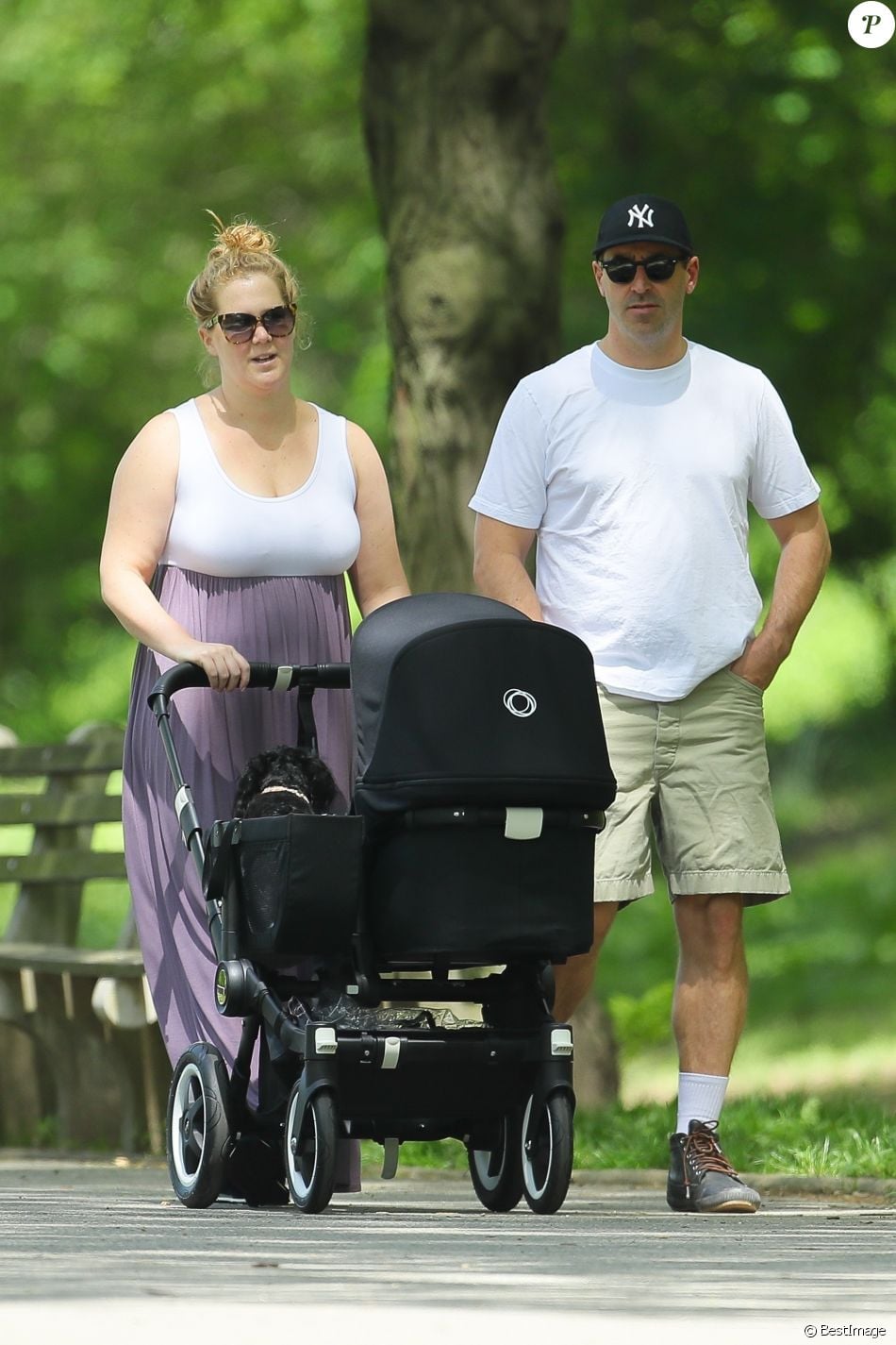Amy Schumer et son mari Chris Fischer promènent leur fils Gene Attell ...