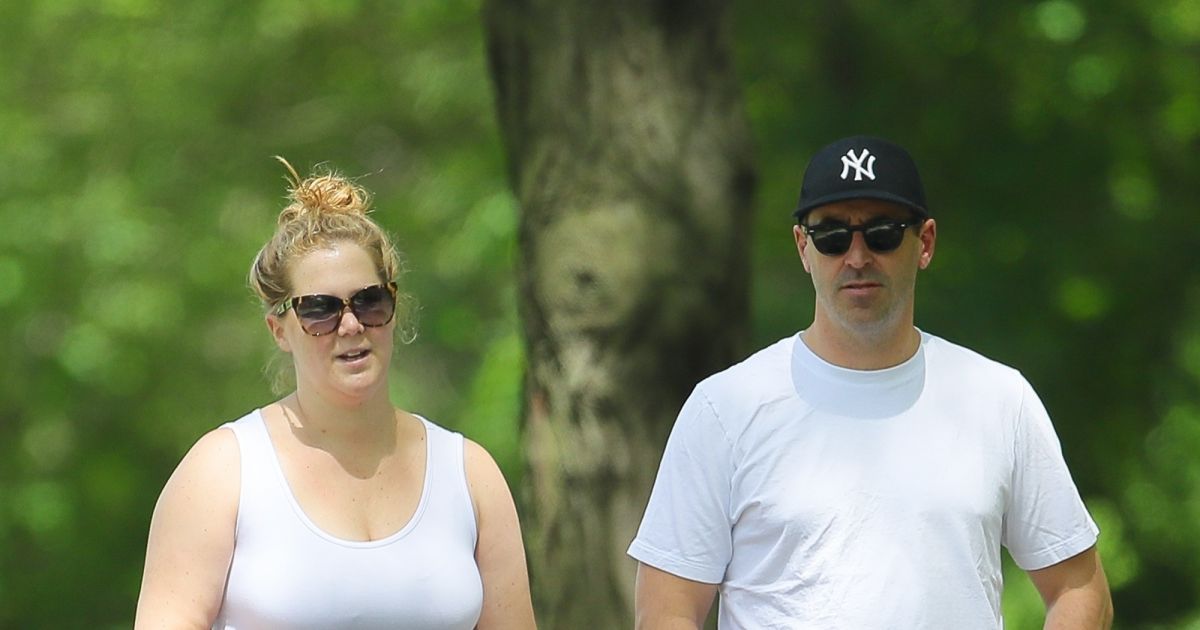 Amy Schumer et son mari Chris Fischer promènent leur fils Gene Attell ...