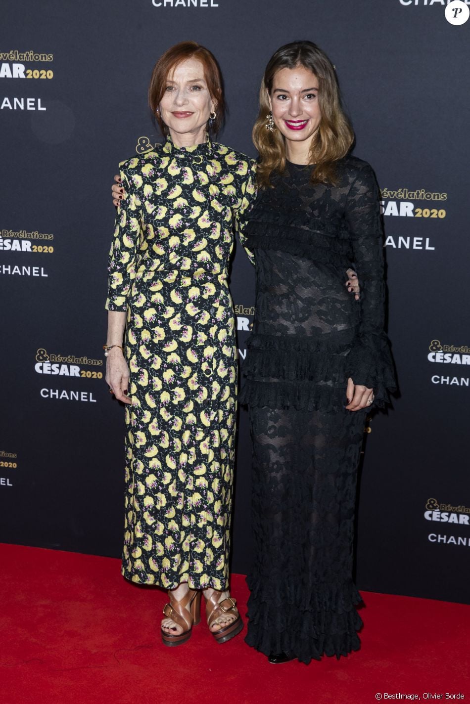 Isabelle Huppert et Manon Clavel (En Chanel) - Photocall du dîner ...
