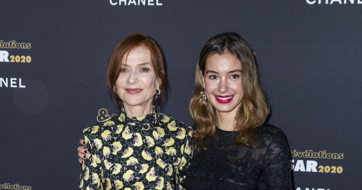 Isabelle Huppert et Manon Clavel (En Chanel) - Photocall du dîner ...