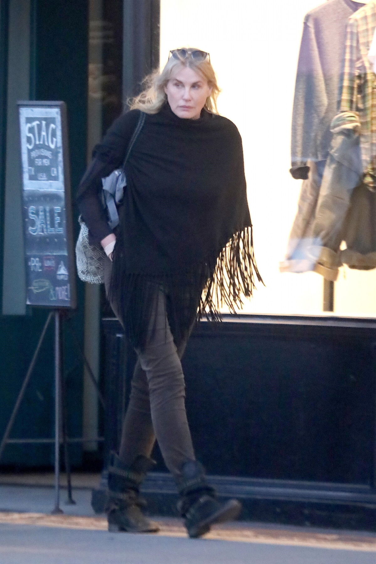 Photo : Exclusif - Daryl Hannah ('Splash') fait du shopping dans les ...