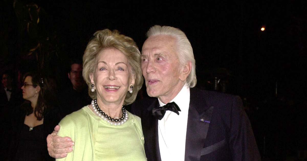 Kirk Douglas et sa femme Anne le 26 mars 2001 à Los Angeles- Soirée Vanity Fair. - Purepeople