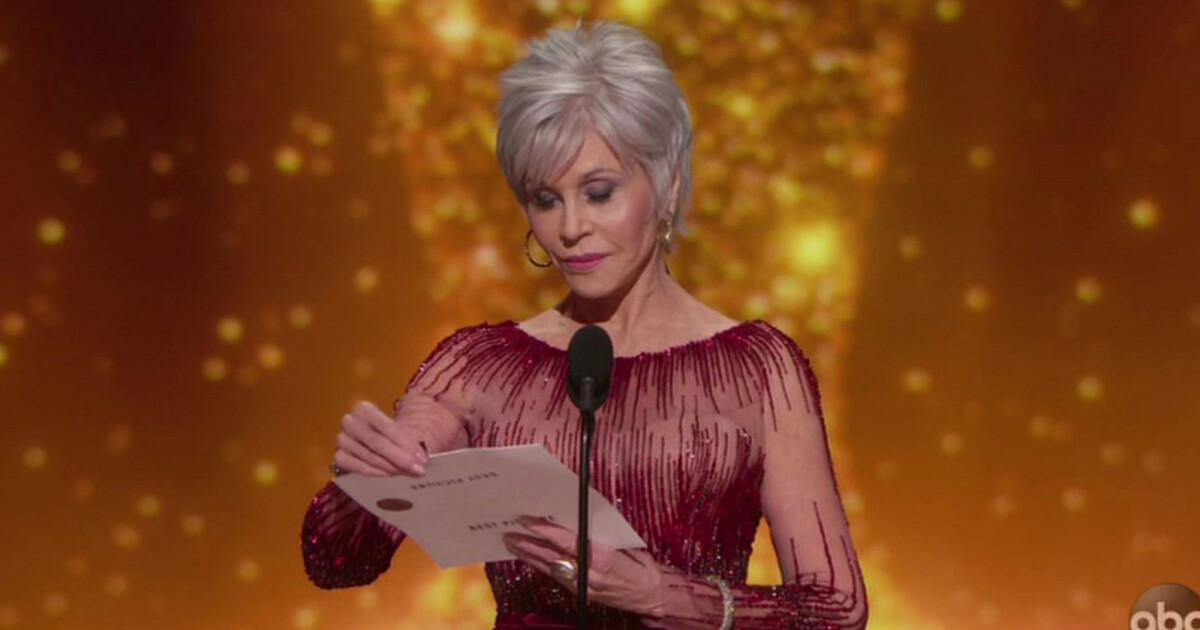 Jane Fonda, éblouissante aux Oscars, recycle une robe de 2014 - Purepeople