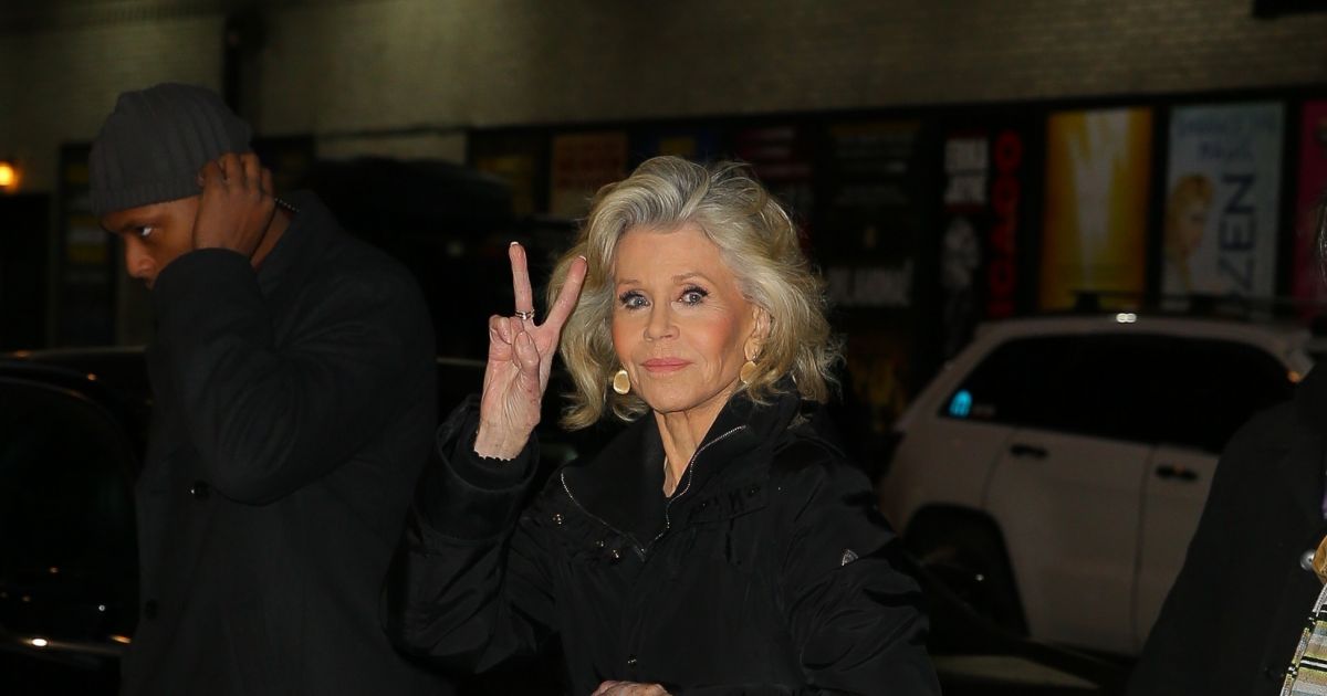 Jane Fonda fait un signe peace aux photographes à son arrivée dans les ...