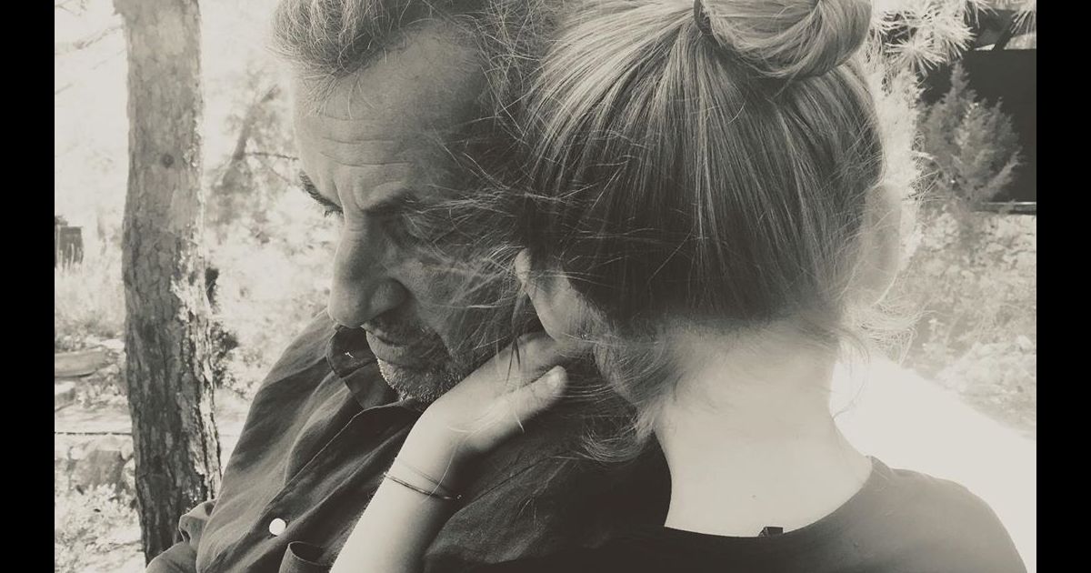 Carla Bruni dévoile sa fille, Giulia, sur Instagram. - Purepeople Carla Bruni dévoile sa fille, Giulia, sur Instagram. - Purepeople