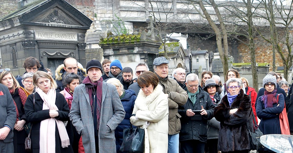 Exclusif - Clémence Bretécher (écharpe rose) - Les obsèques de Claire ...