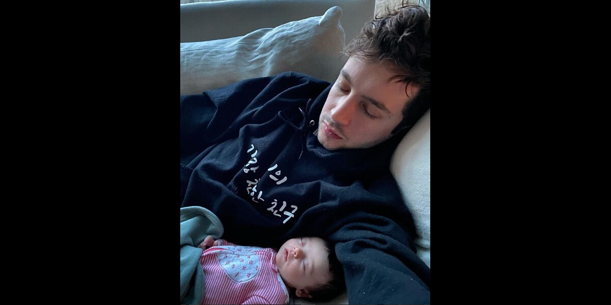 Photo : Tyler Joseph et sa fille Rosie sur Instagram. Le 23 février ...