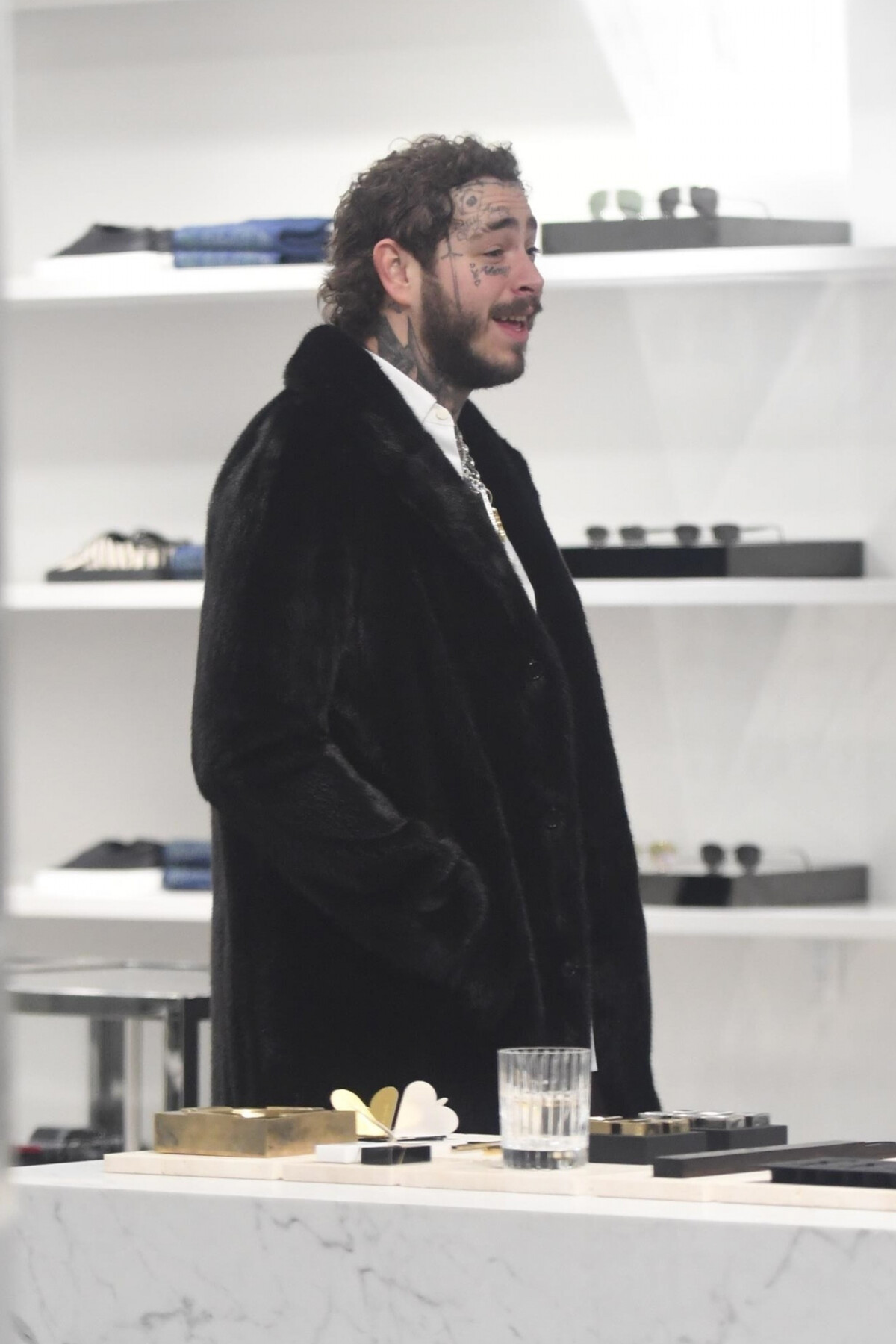 Photo : Post Malone boit une coupe de champagne en virée shopping avec ...