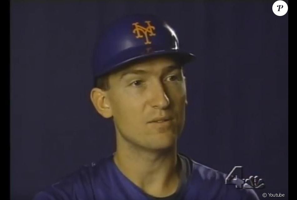 John Olerud lors d'une interview en 1997. - Purepeople