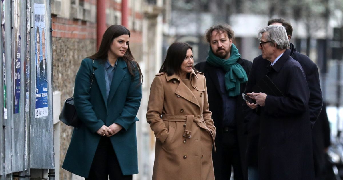 La maire de Paris, Anne Hidalgo, candidate à sa réélection, accompagnée ...