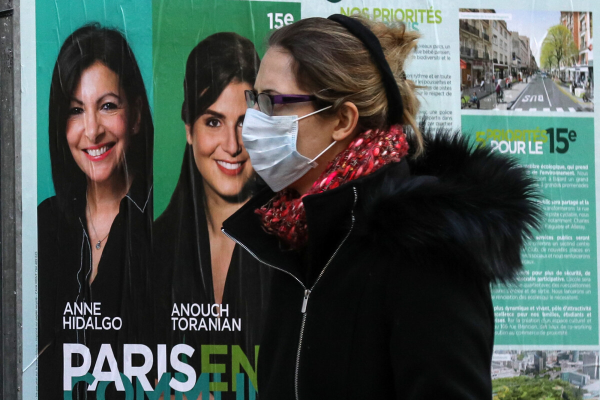 Photo : Illustration des citoyens masqués allant voter dans le 15e ...
