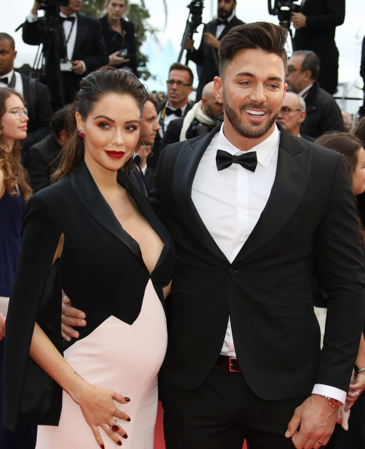 Photo : Nabilla Benattia (enceinte) et son mari Thomas Vergara - Montée des marches du film "A ...