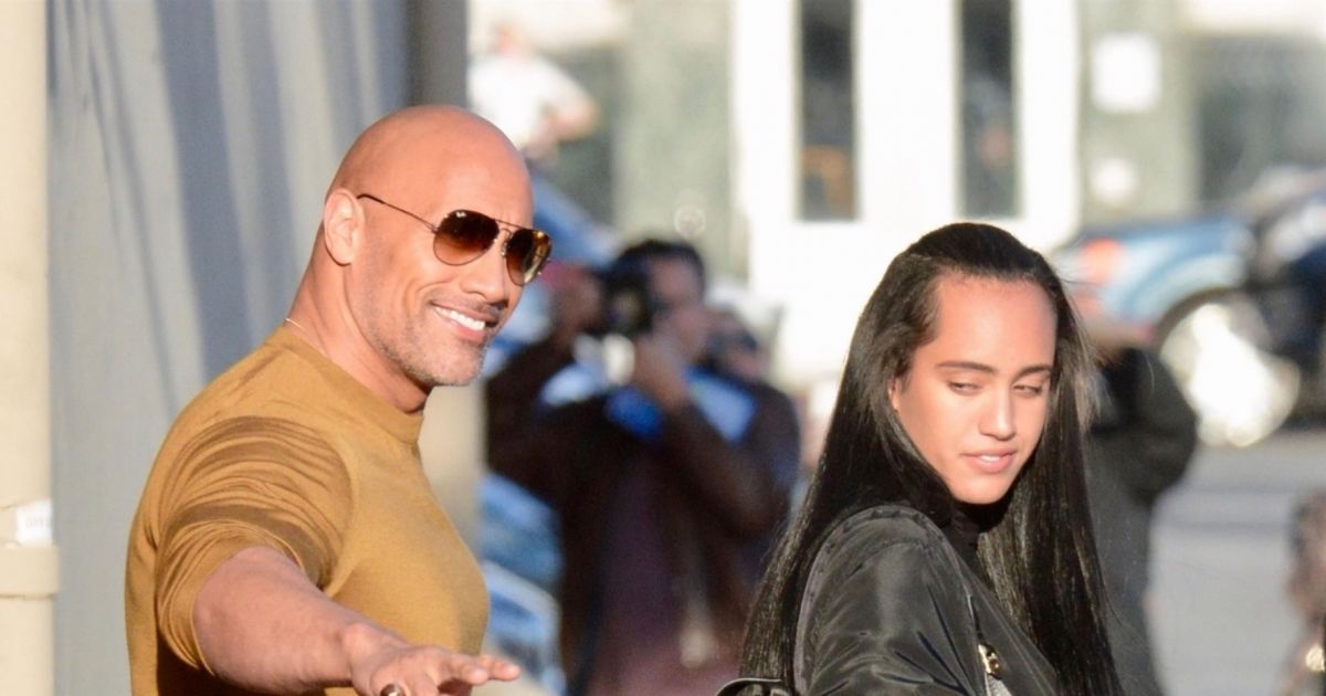 Dwayne Johnson et sa fille Simone Alexandra à la sortie des studios de ...