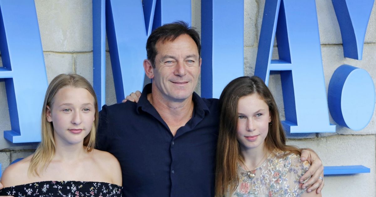 Jason Isaacs avec ses filles Ruby et Lily à la première de Mamma Mia ...