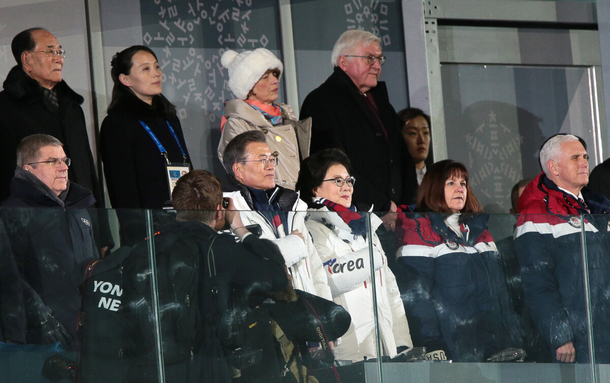 Photo : Le président du CIO Thomas Bach, le président sud Coréen Moon ...