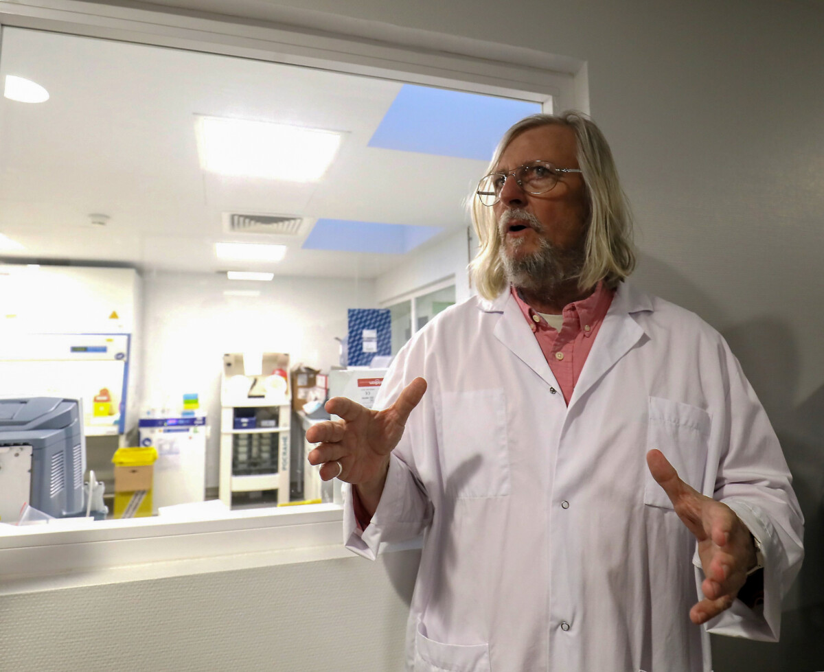 Photo : Le professeur Didier Raoult à l'IHU Marseille lors d'une visite ...