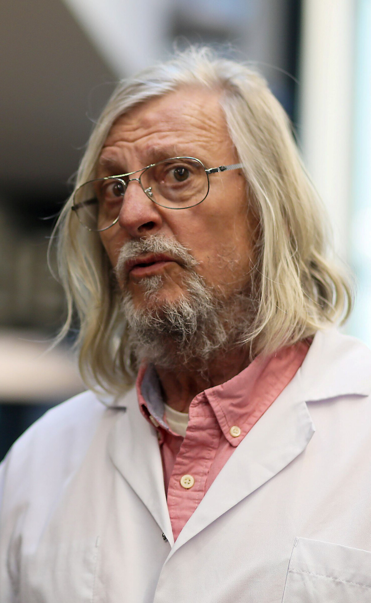 Photo : Le professeur Didier Raoult à l'IHU Marseille lors d'une visite ...