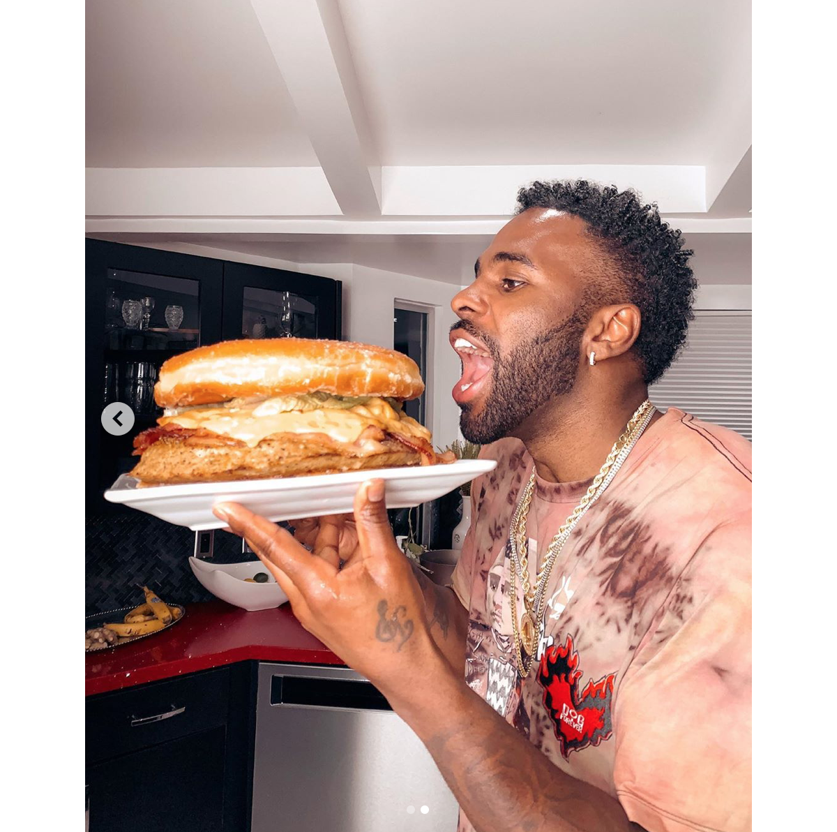 Photo : Jason Derulo mange un "doghnut burger". Avril 2020. - Purepeople