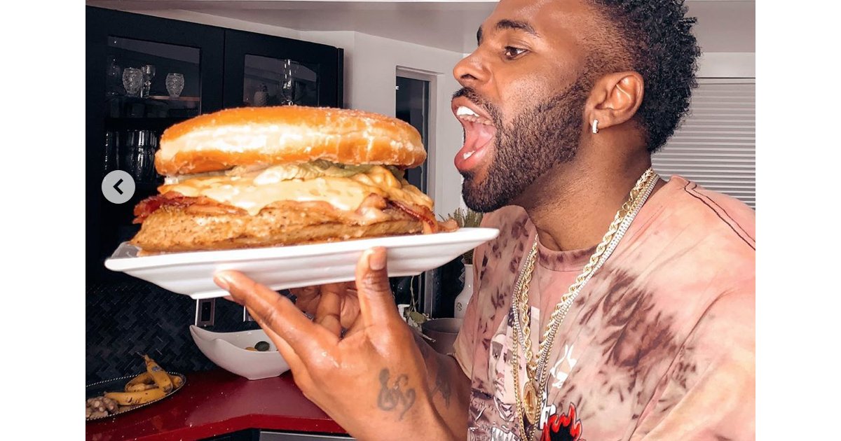 Jason Derulo tente de manger 22 burgers en 2 heures... et ça finit mal ...