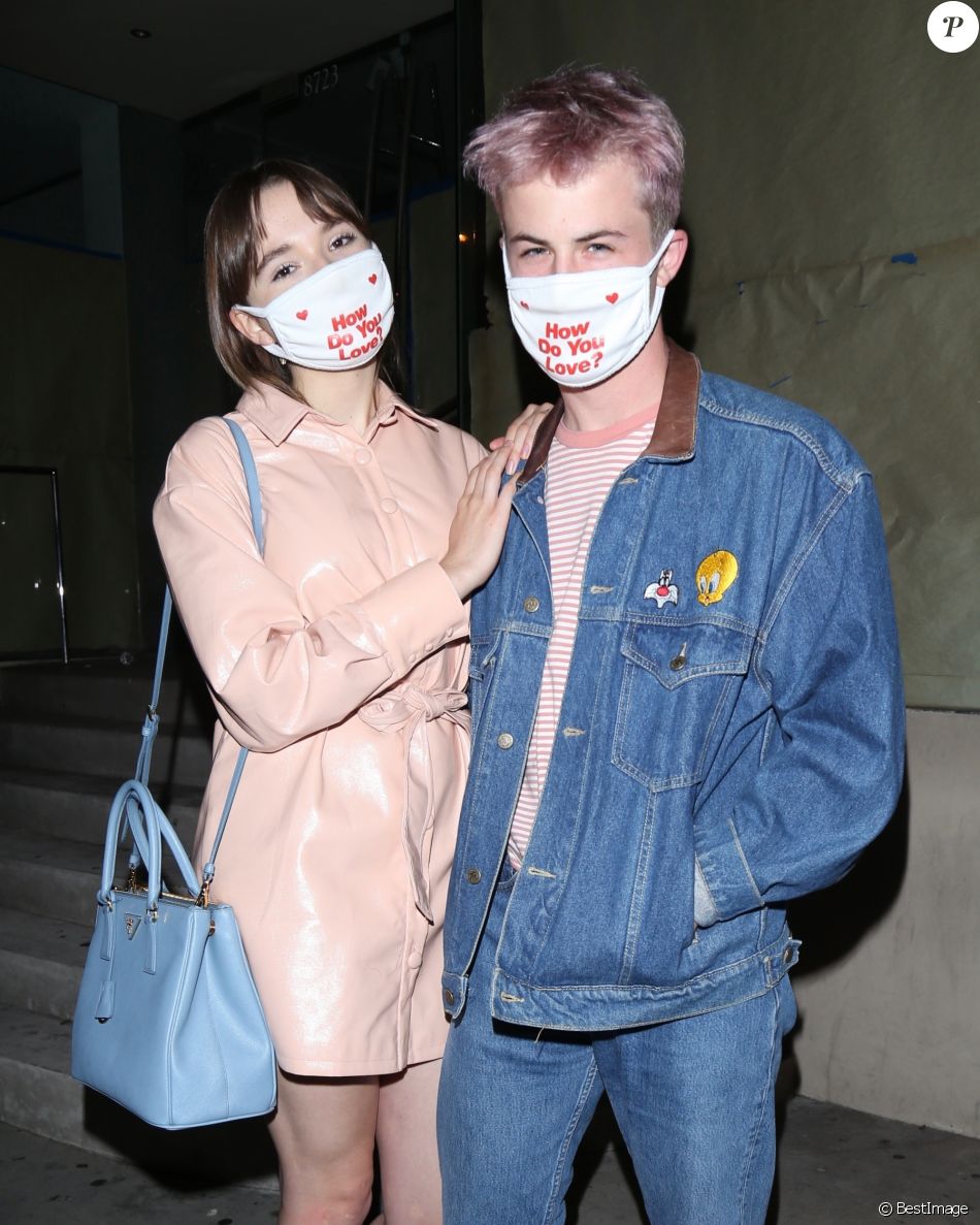 Dylan Minnette et sa compagne Lydia Night, munis d'un masque identique ...