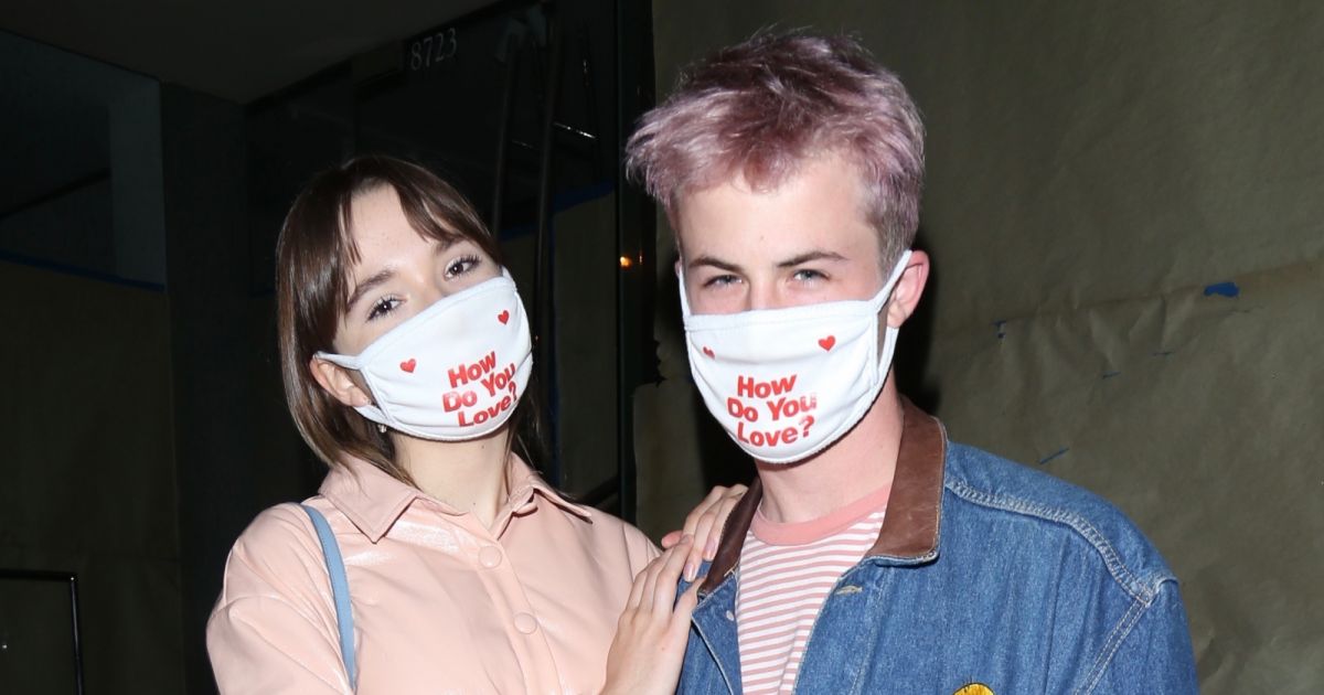 Dylan Minnette et sa compagne Lydia Night, munis d'un masque identique ...