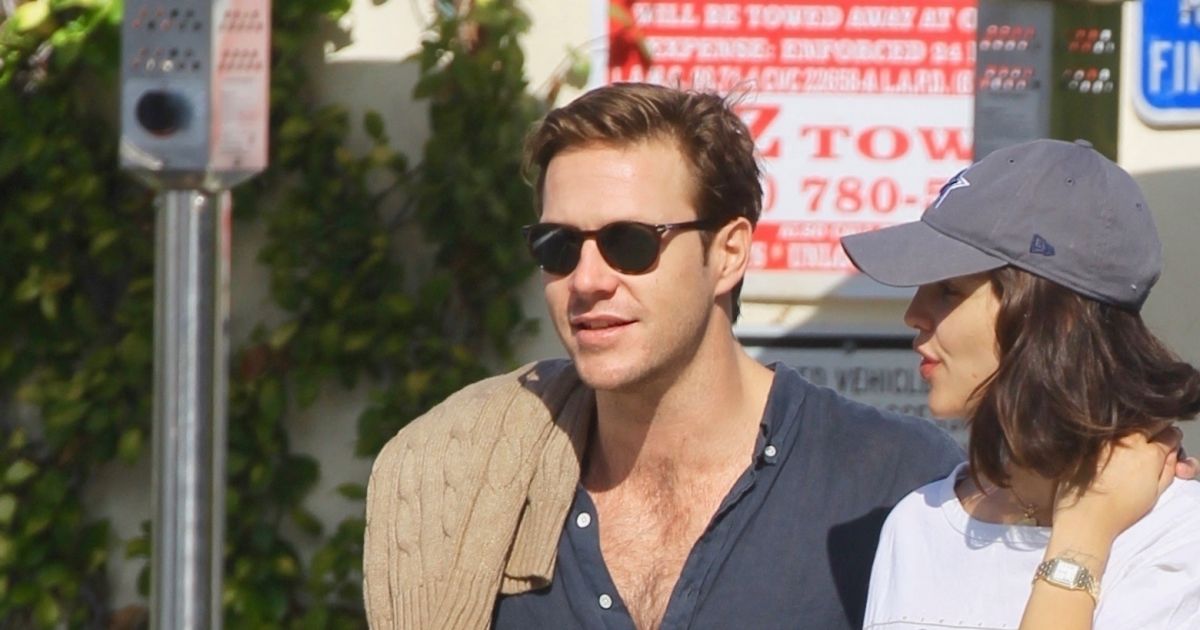 Exclusif - Luke Bracey et sa nouvelle compagne Eiza Gonzalez sont allés ...
