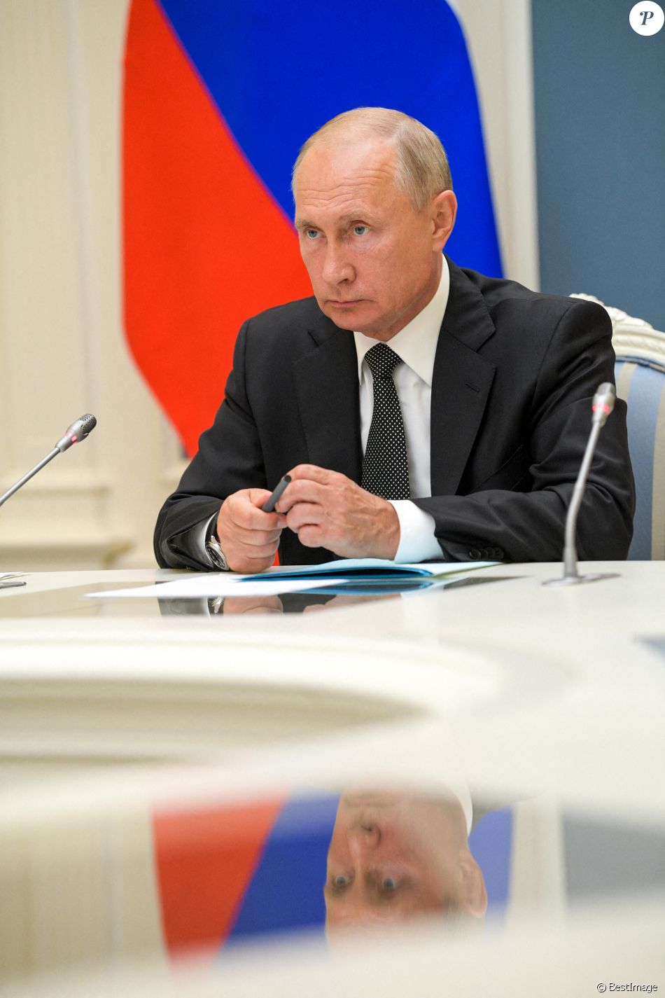Le président russe Vladimir Poutine assiste, par vidéoconférence, à l ...