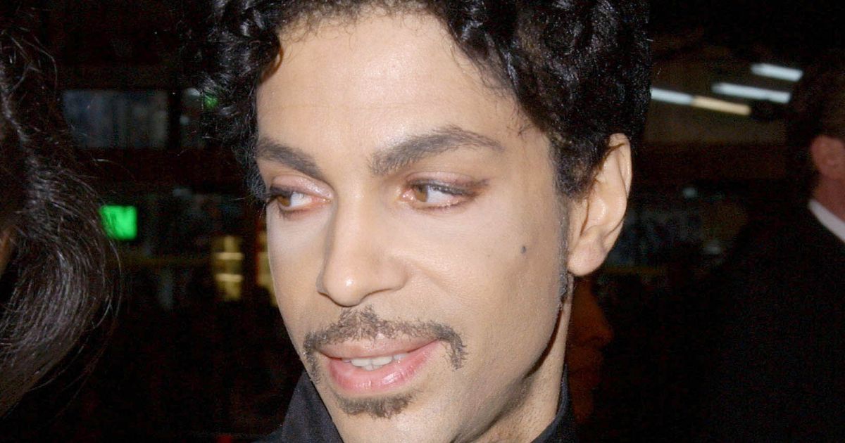 Le chanteur Prince lors da la première de Ocean's Twelve à Hollywood ...