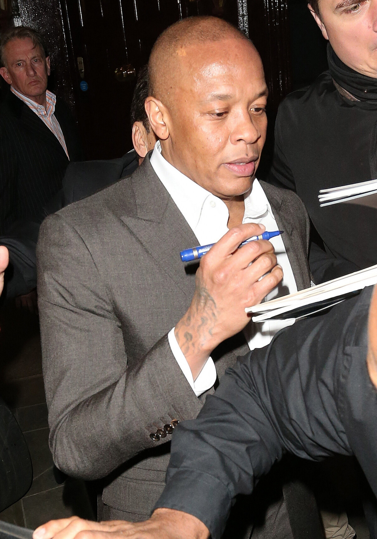 Photo : Dr. Dre et sa femme Nicole Threatt à la sortie du club Loulou's ...